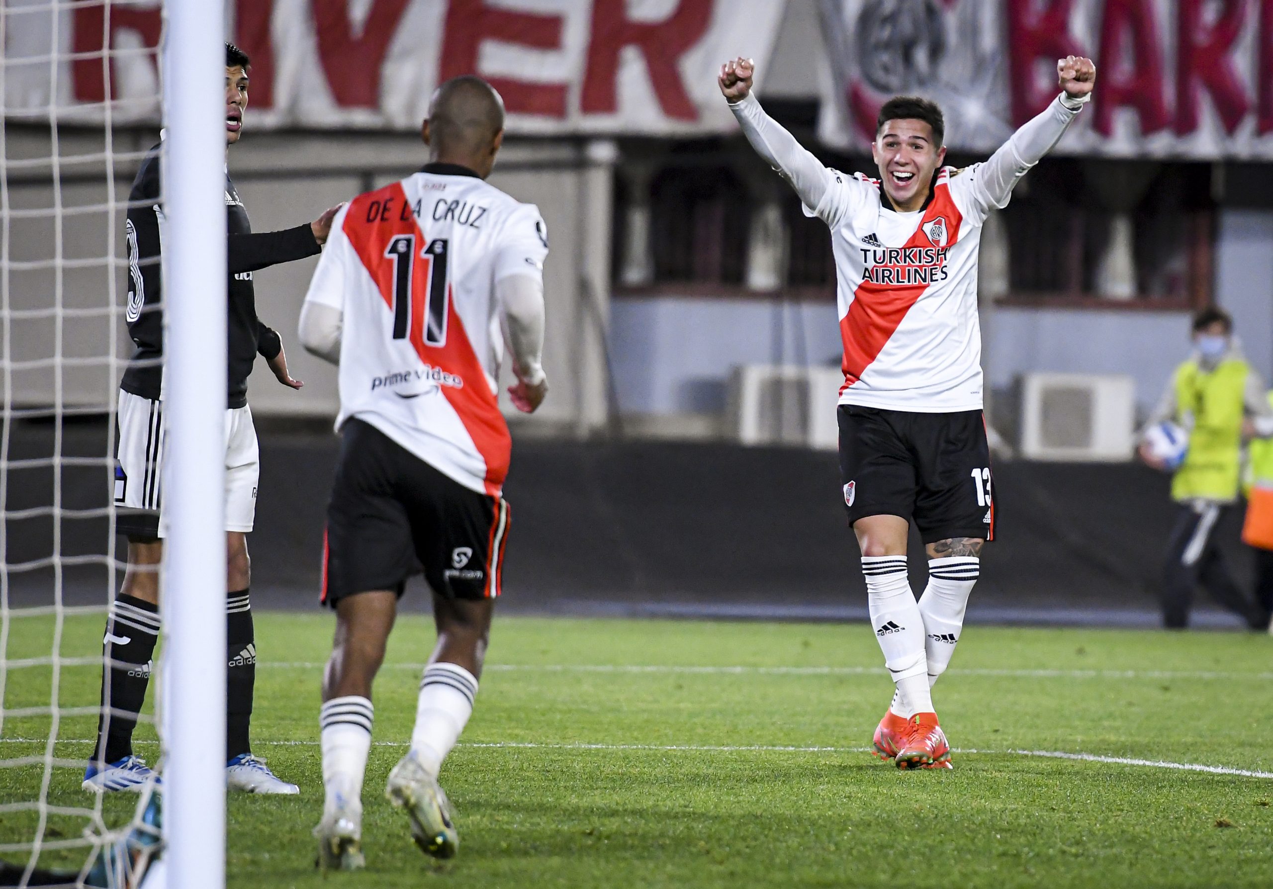 Colo Colo fue goleado por River Plate y jugará su clasificación ante ...